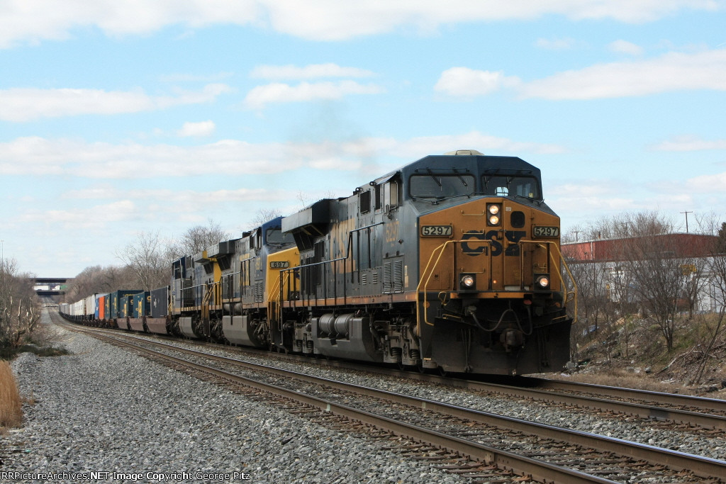 CSX 5297 and train Q032
